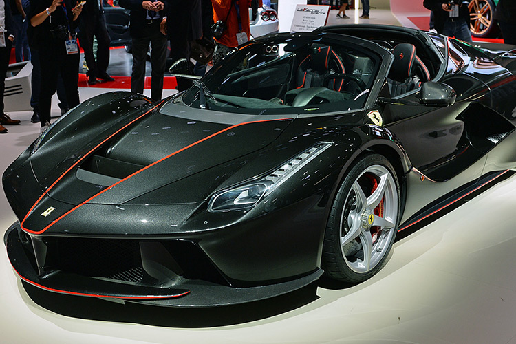 فراری خودروی LaFerrari Aperta را معرفی کرد - زومیت