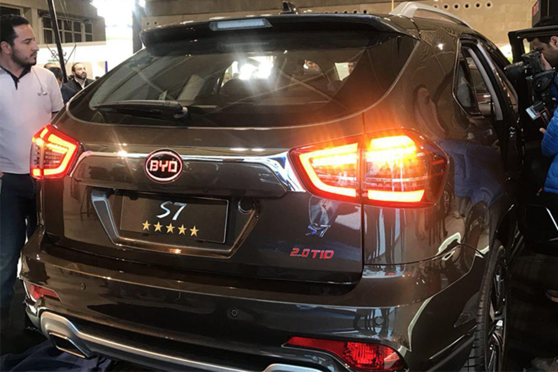 رونمایی کارمانیا از BYD S7 در نمایشگاه خودروی تهران - زومیت