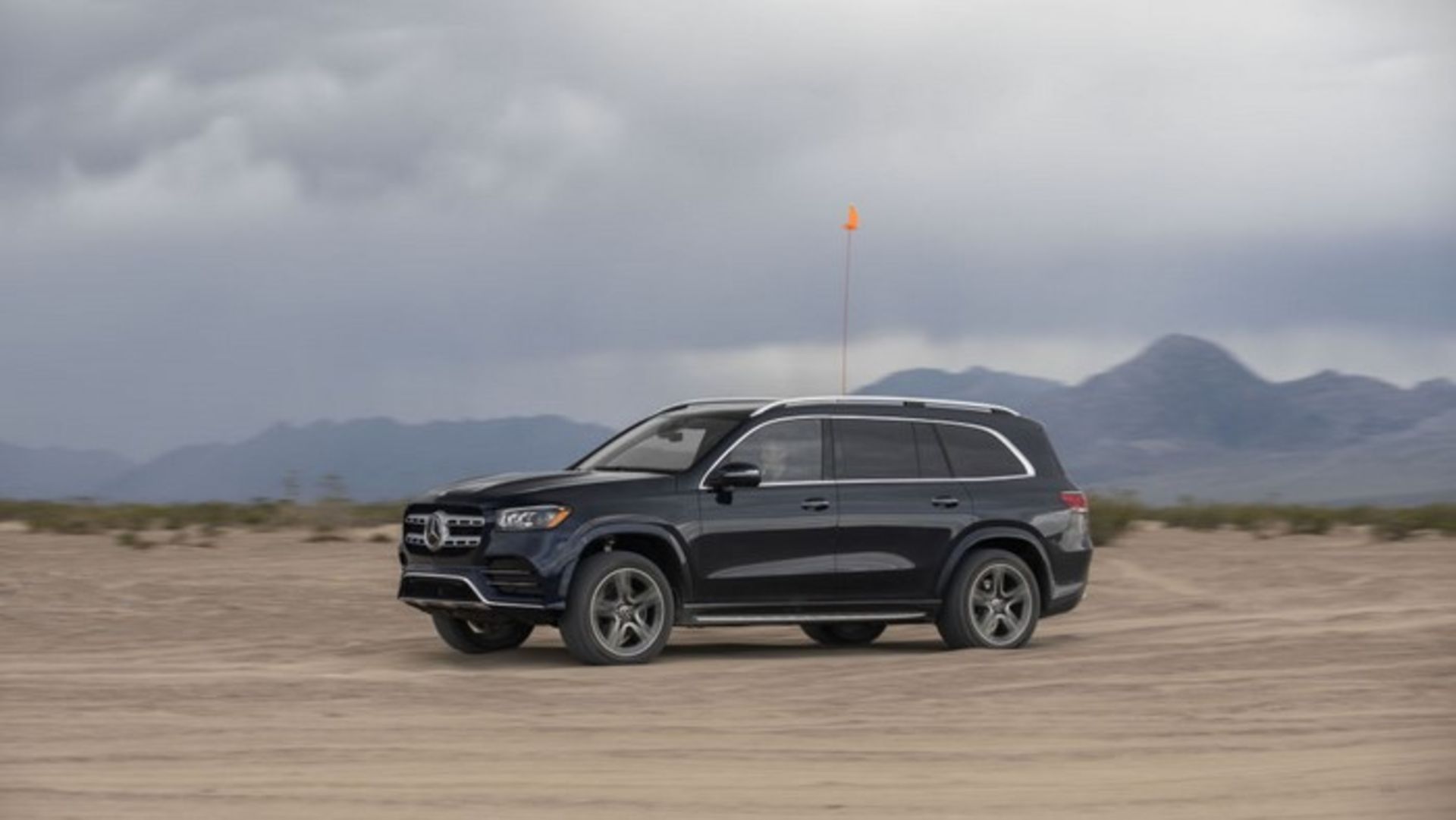 نگاهی به عملکرد مرسدس بنز GLS 580 در مسیرهای آفرود - زومیت