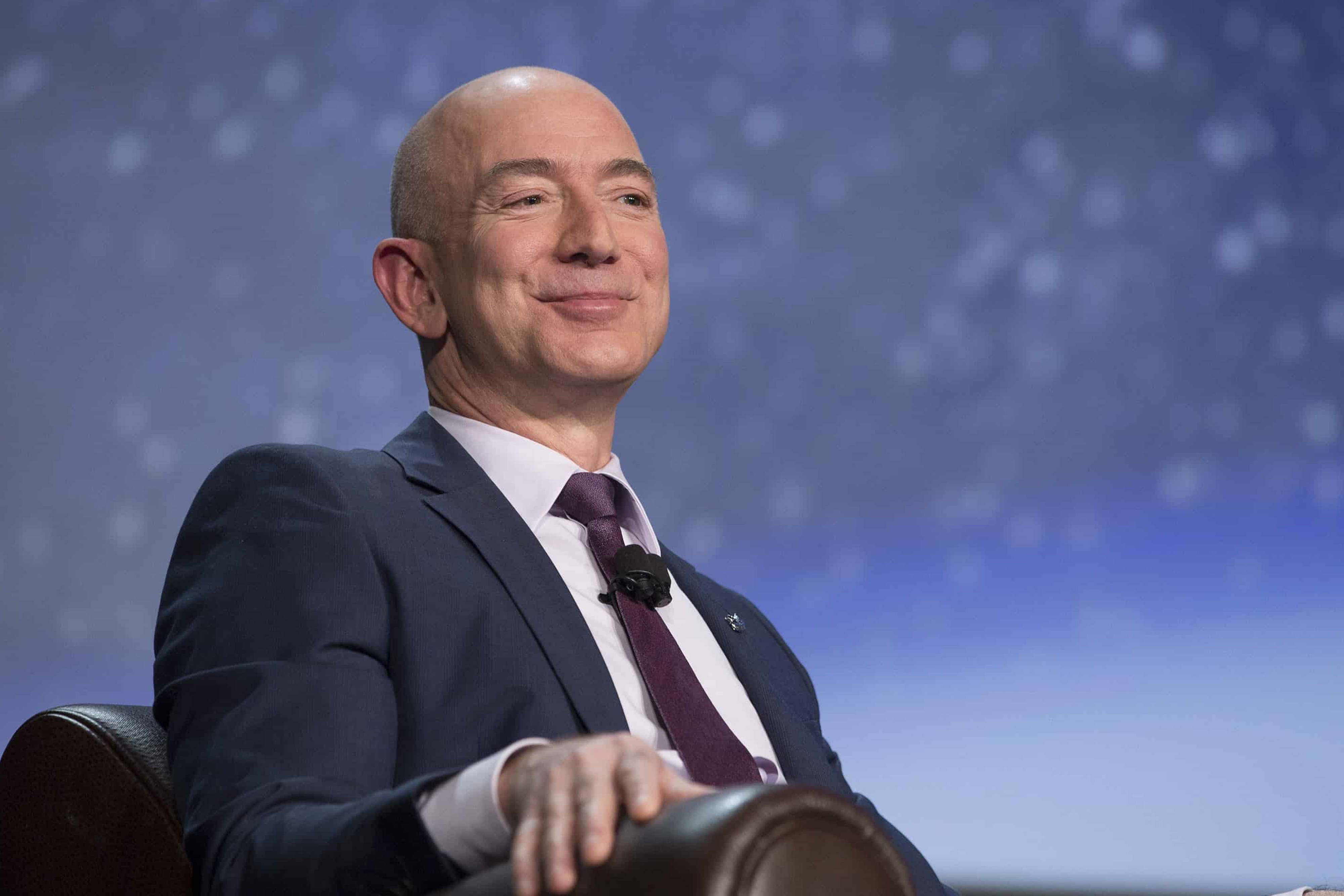 جف بزوس هدایت آمازون را ۱۴ تیرماه به اندی جسی واگذار خواهد کرد