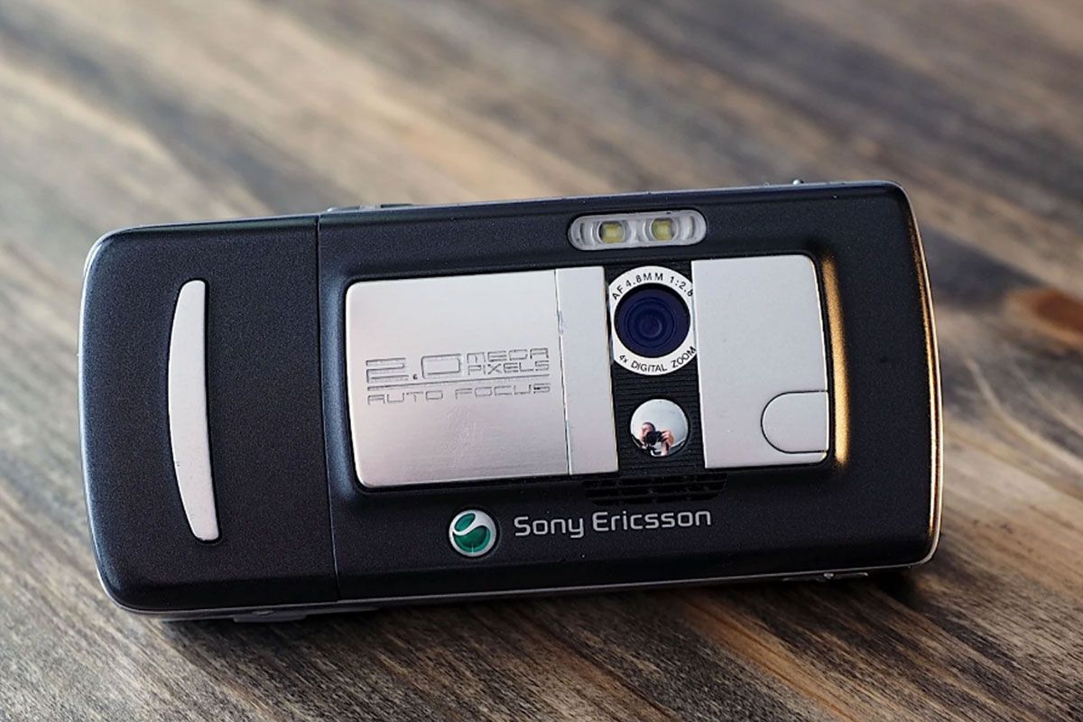 ماشین زمان: سونی اریکسون K750؛ همکاری به‌یادماندنی سامورایی‌ها و ...