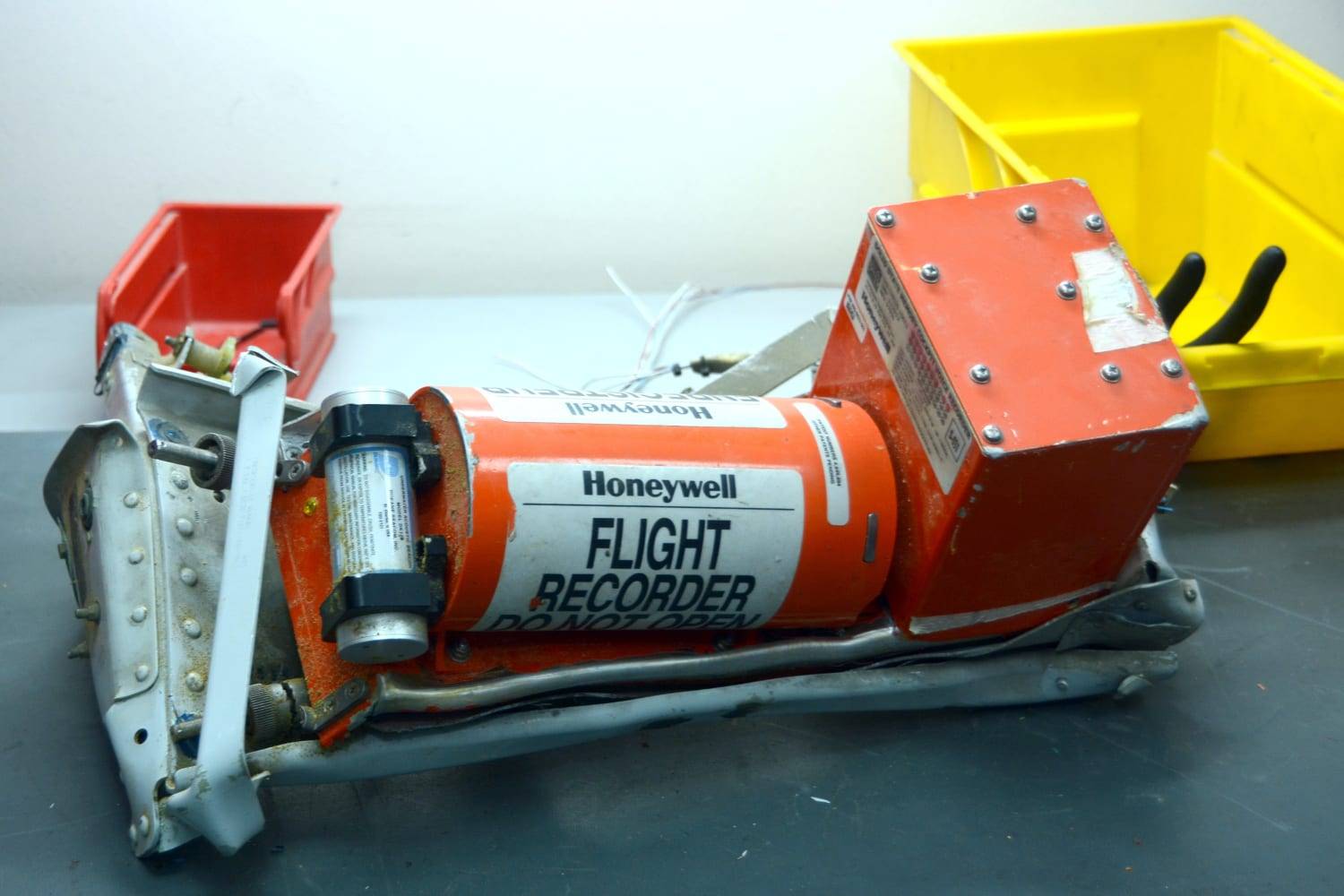 جعبه‌ سیاه‌ هواپیما چه اطلاعاتی را ضبط می‌کند؟ - زومیت