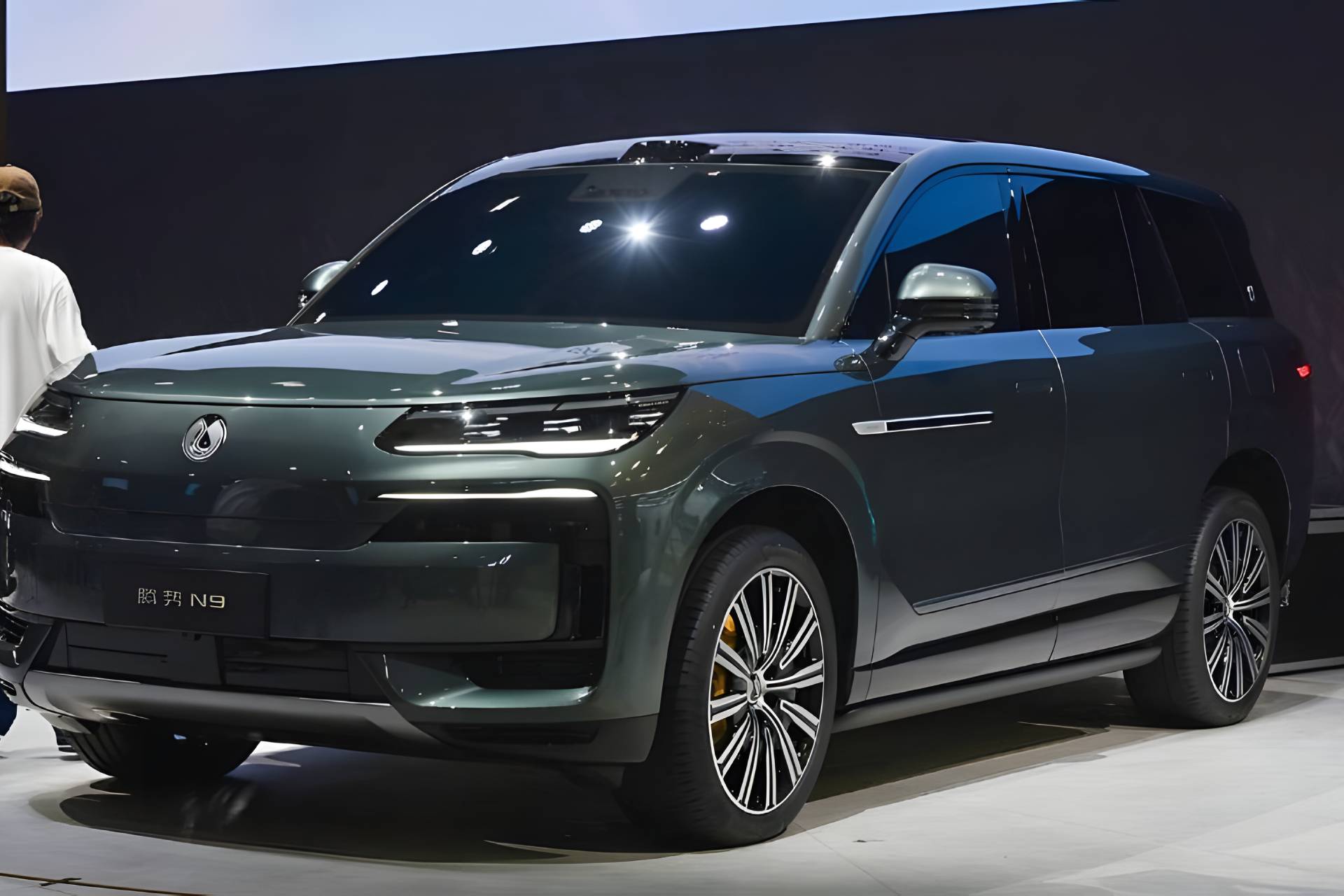 بی‌وای‌دی نمای داخلی شاسی‌بلند لوکس Denza N9 را به‌نمایش گذاشت - زومیت