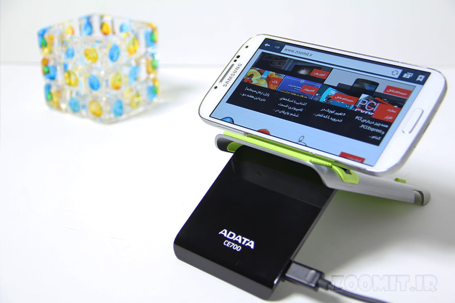 بررسی شارژر بی‌سیم ADATA CE700 - زومیت