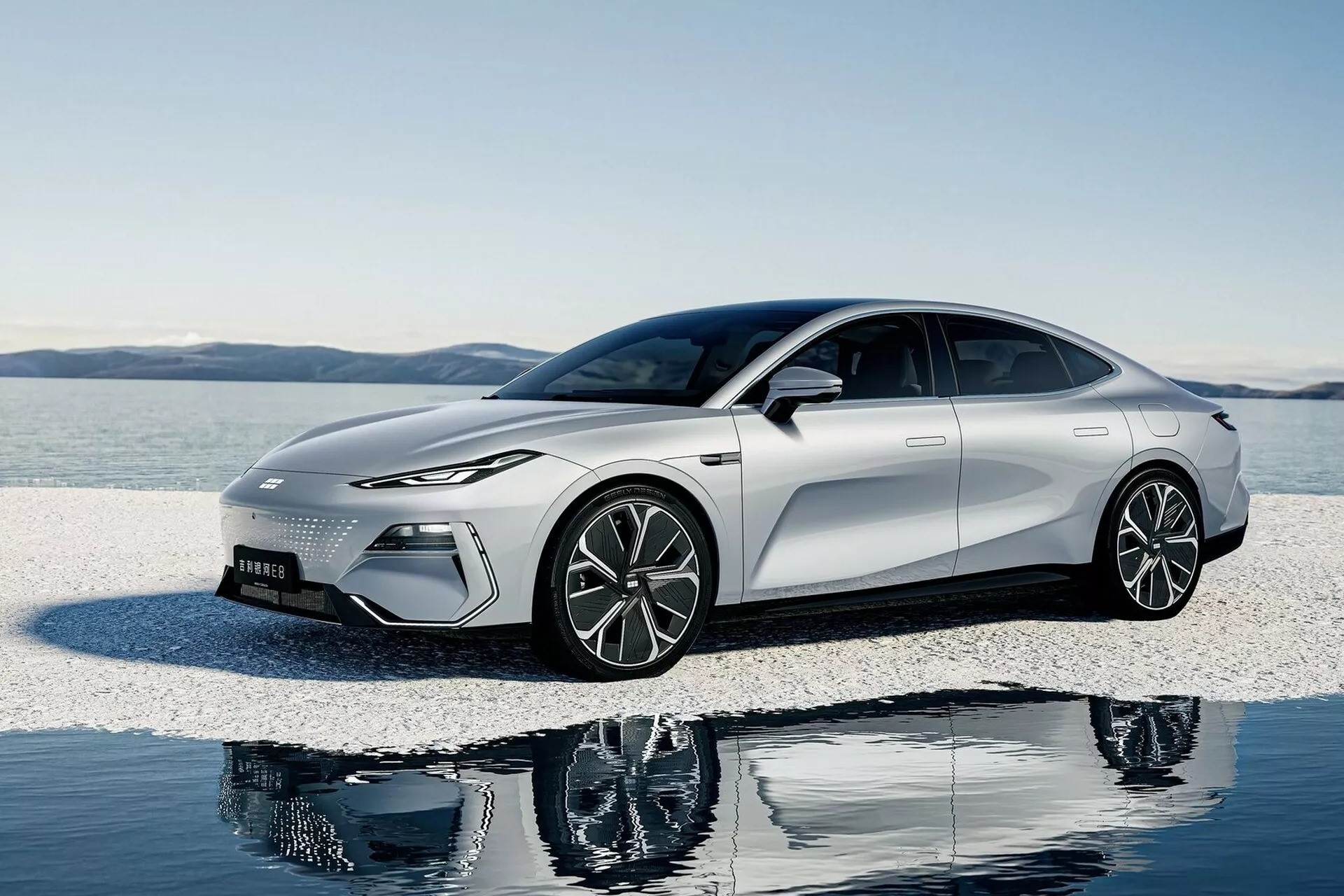 گلکسی E8 رونمایی شد؛ گوشی نه، این یک ماشین برقی است!