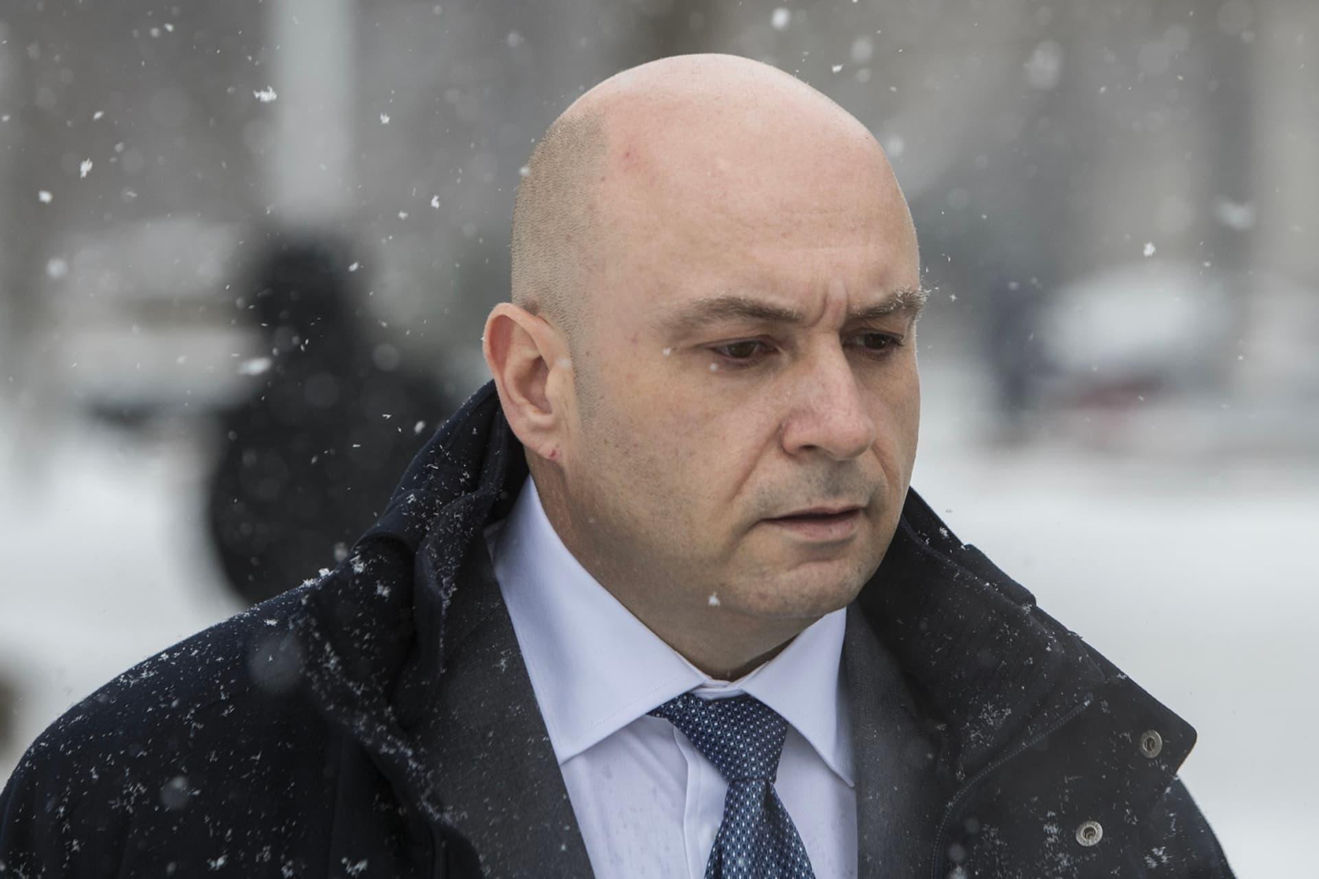 مدیر سابق اپل که به جرایم مالی اعتراف کرده بود، برخلاف انتظار زندانی ...