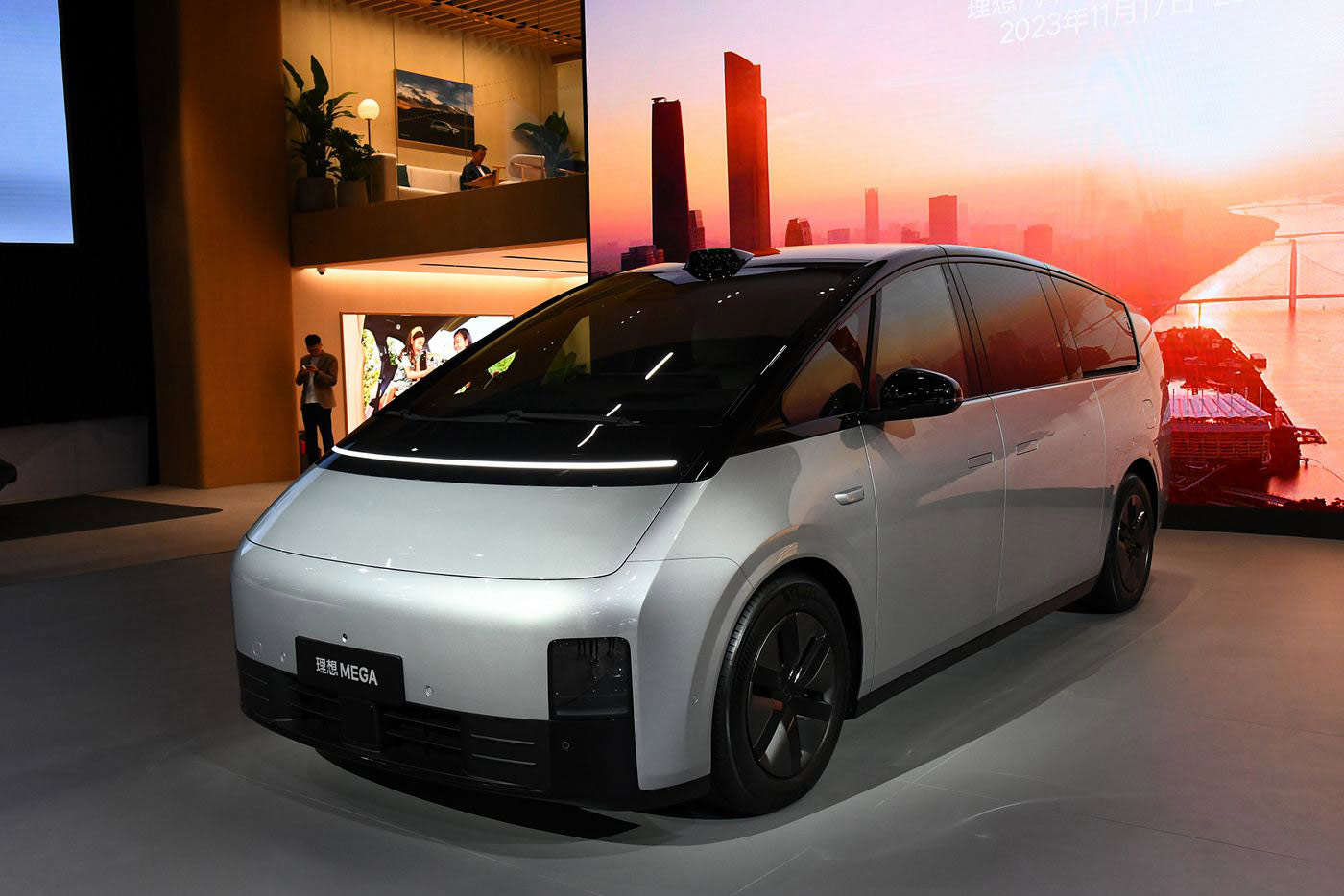 بزرگ‌ترین خودرو برقی دنیا رونمایی شد - زومیت