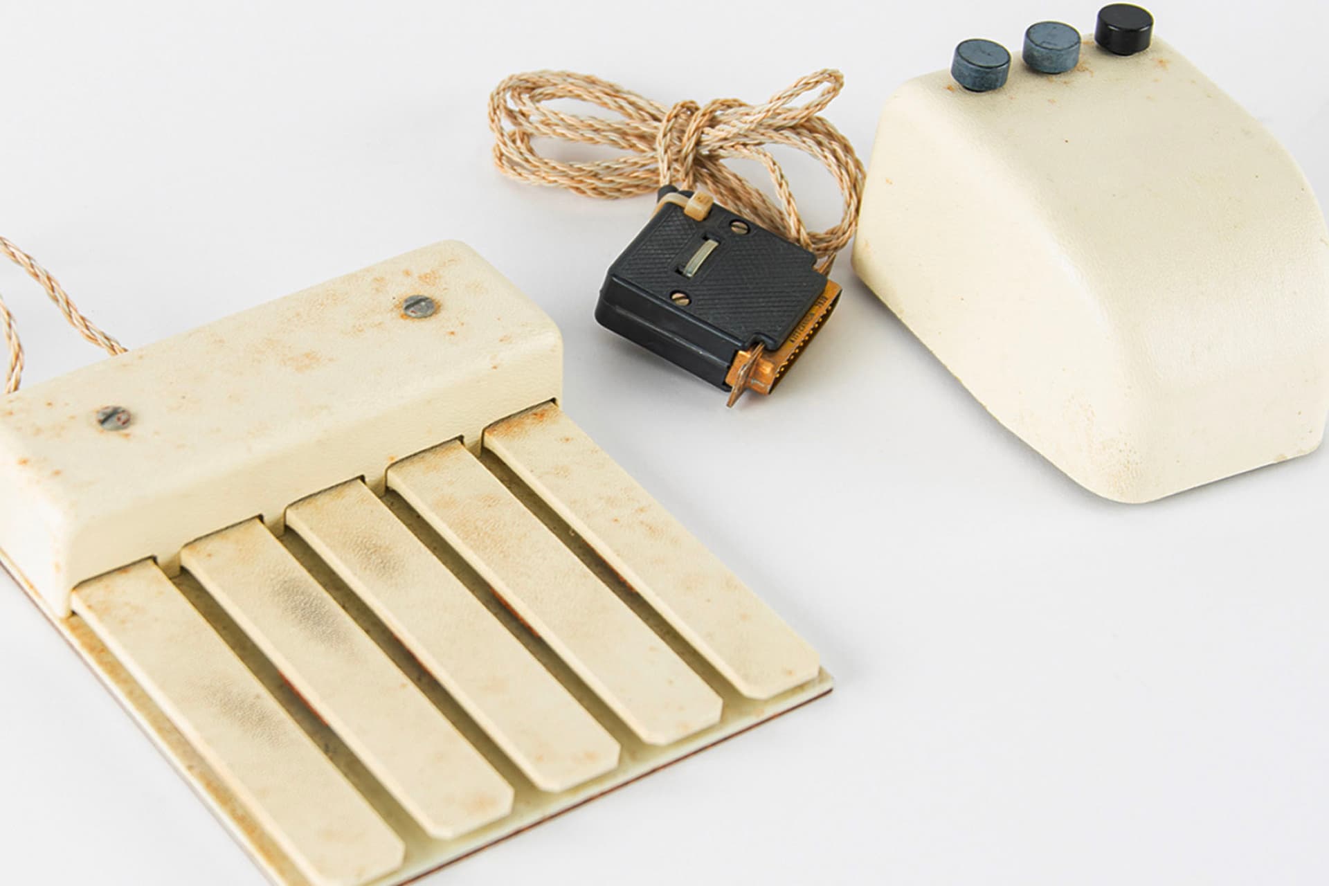 این ماوس چوبی قدیمی با قیمت ۱۷۸ هزار دلار فروخته شد - زومیت