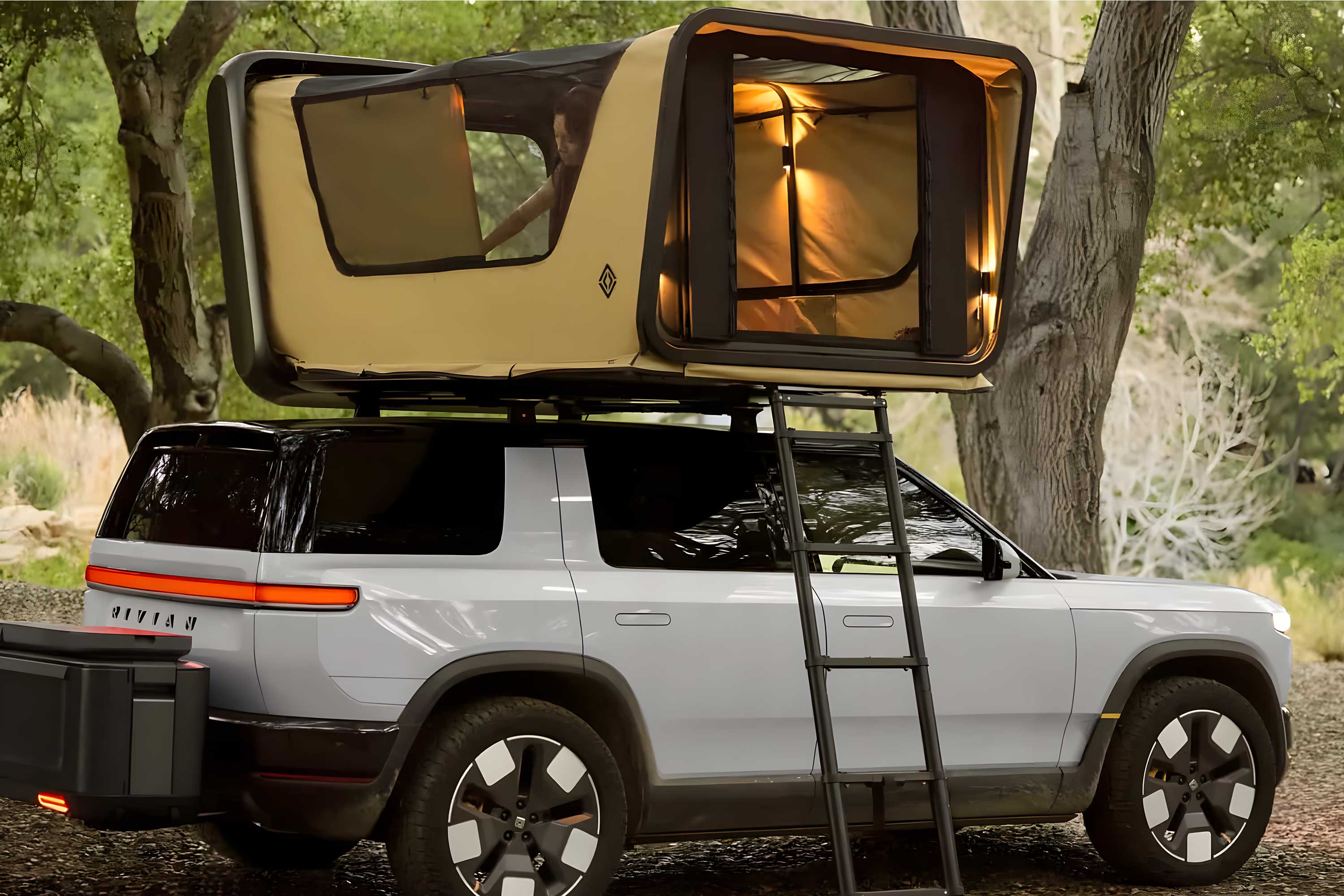 این خودرو یک خانه درختی با پروژکتور در بالای سقفش دارد! - زومیت