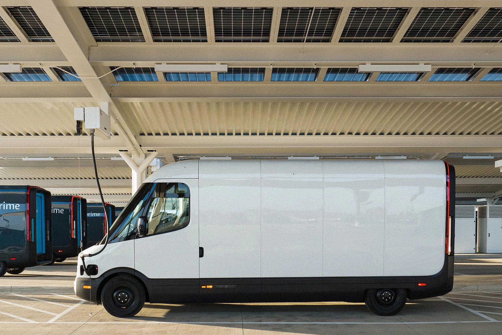 ریویان حالا ون برقی هم می‌فروشد - زومیت