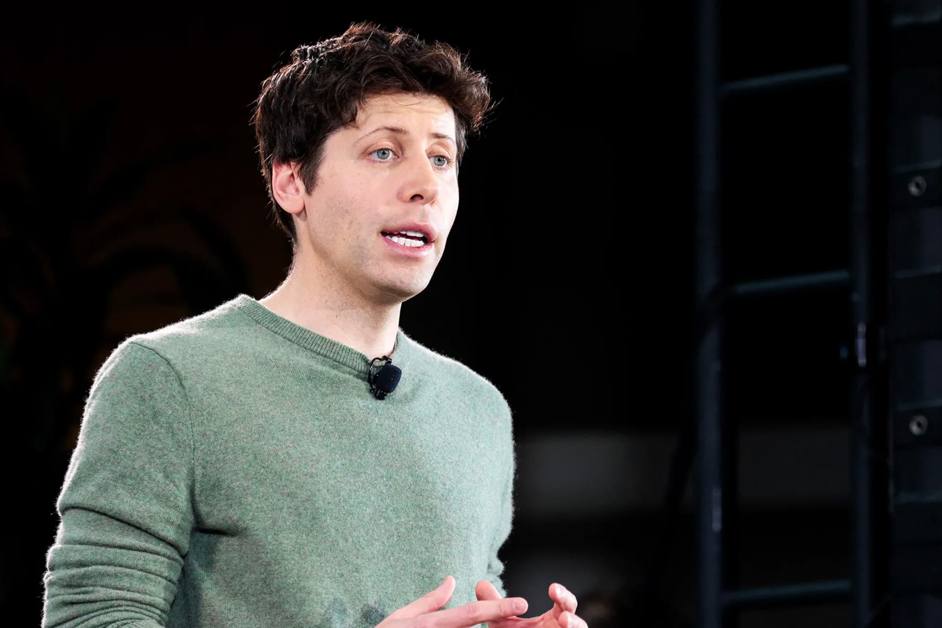 چرا کارمندان OpenAI شدیداً به سم آلتمن وفادارند؟ - زومیت